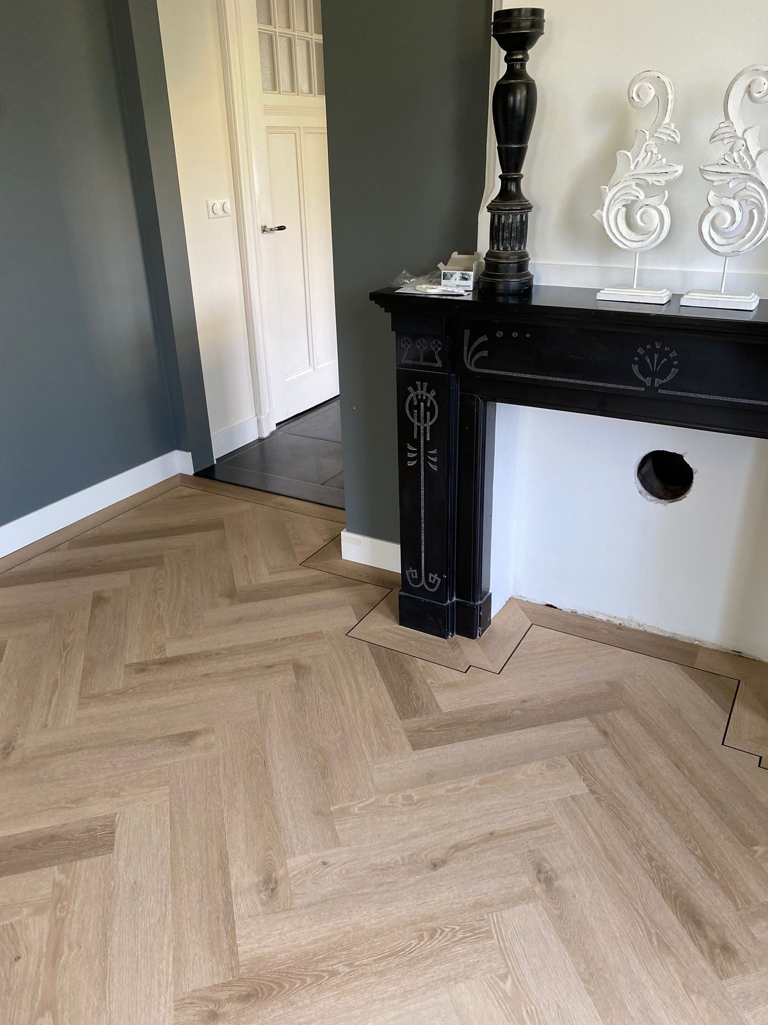 Op Erica deze prachtige visgraat pvc vloer met bies rondom gelegd ...